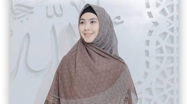 Biografi Oki Setiana Dewi: Pendidikan, Keahlian dan Karya Buku - Penerbit Bukunesia